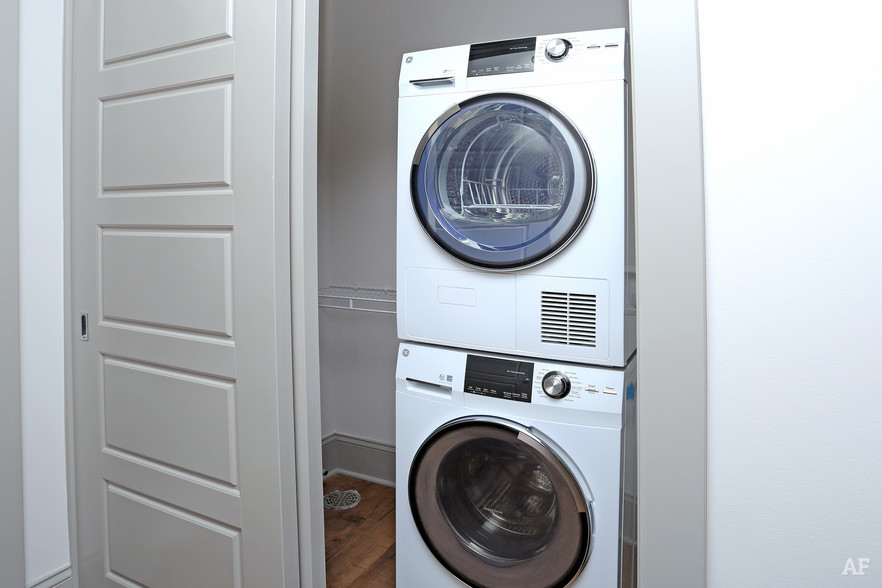 The Elliott Building | 10 Grand River Ave, Detroit, MI 48226 | USDOH.org