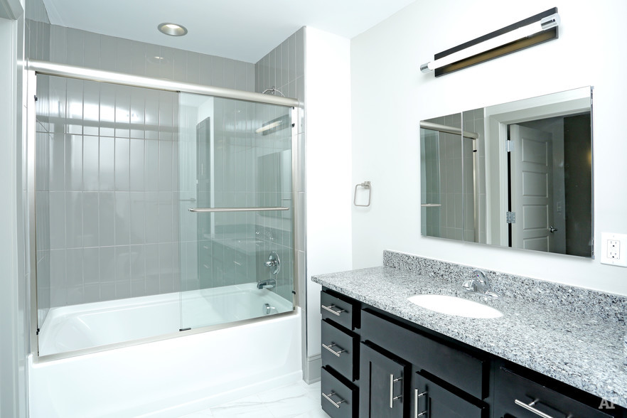 The Elliott Building | 10 Grand River Ave, Detroit, MI 48226 | USDOH.org